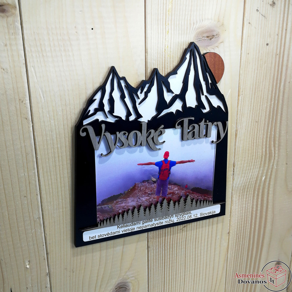 Sublimuota nuotrauka su rėmeliu ant, kalnų imitacija, su pavadinimu.